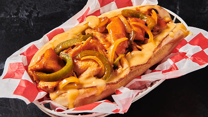 Sandwich au poulet Nashville Hot au fromage façon Philadelphie | Club ...