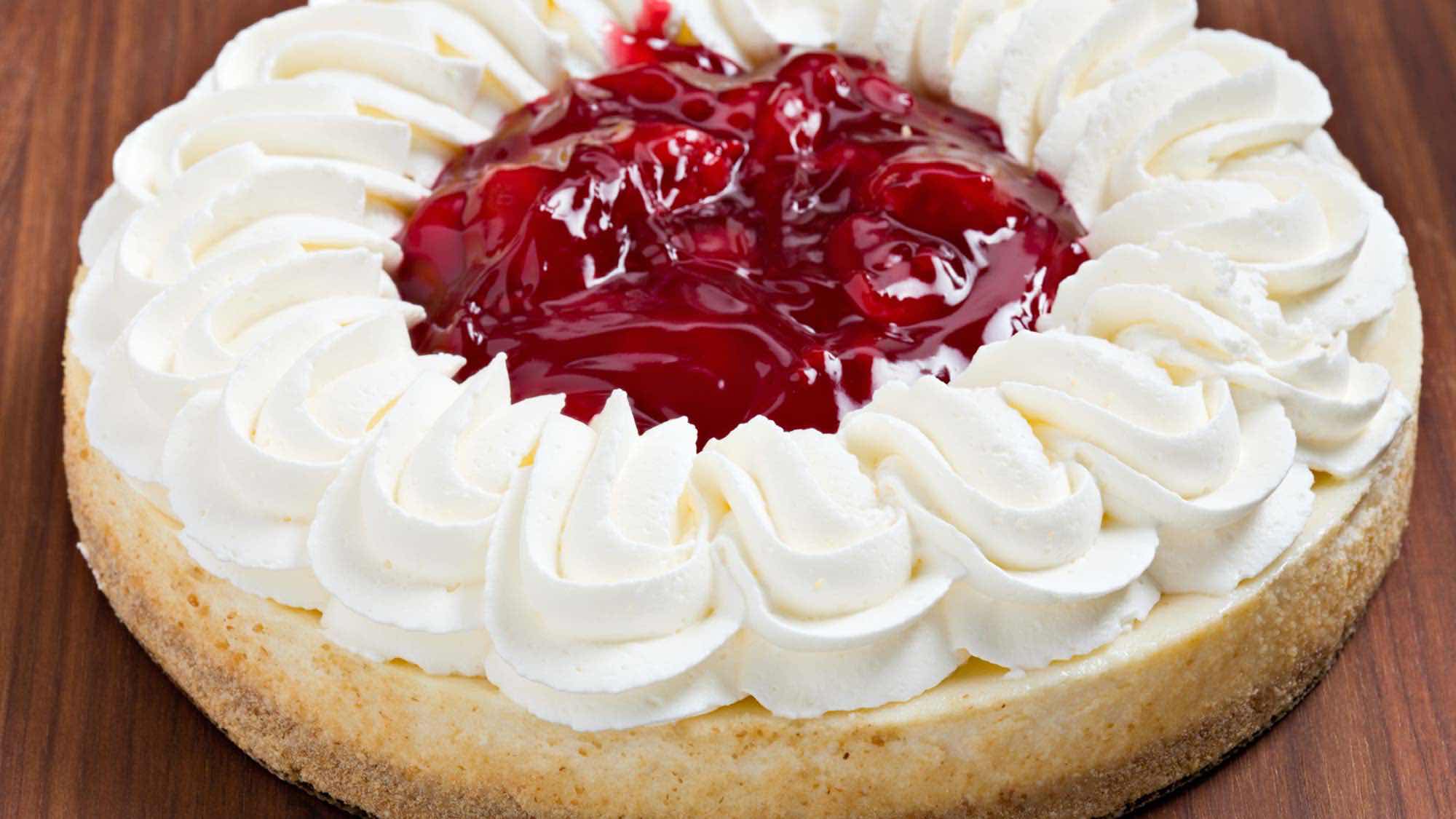 Hawajski „Poke” ze smoczym owocem, truskawkami i syropem pieprzowym | Kamis